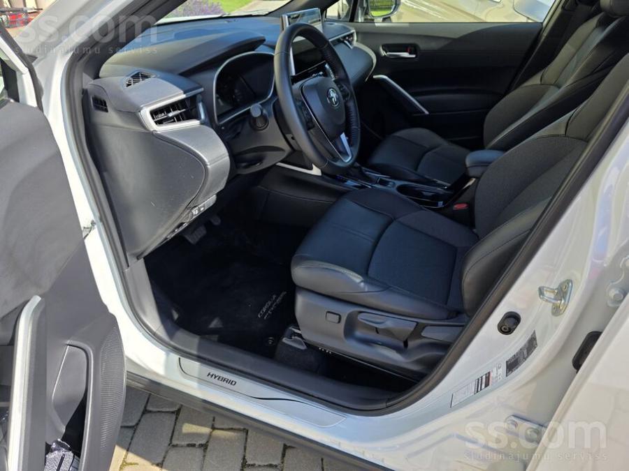 Balts Toyota Corolla Cross 2025 Rīga, ar dzinēja tilpumu 2.00 L un nobraukumu 7 tūkst. km par 35000 €, foto 13 vietnē AUTOMOTO.COM.LV