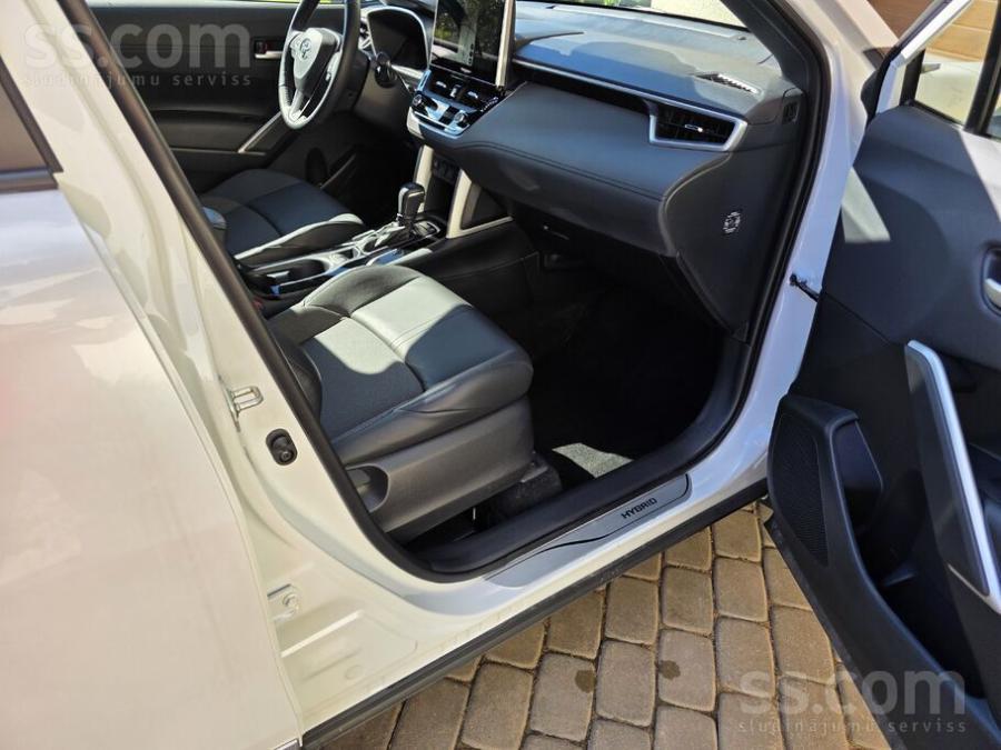 Balts Toyota Corolla Cross 2025 Rīga, ar dzinēja tilpumu 2.00 L un nobraukumu 7 tūkst. km par 35000 €, foto 18 vietnē AUTOMOTO.COM.LV