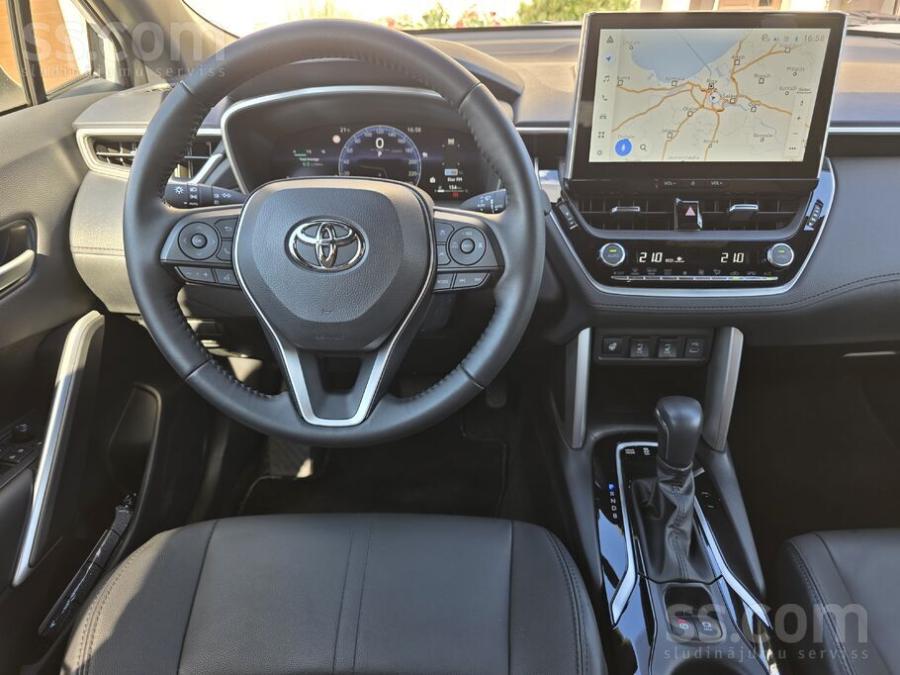 Balts Toyota Corolla Cross 2025 Rīga, ar dzinēja tilpumu 2.00 L un nobraukumu 7 tūkst. km par 35000 €, foto 20 vietnē AUTOMOTO.COM.LV