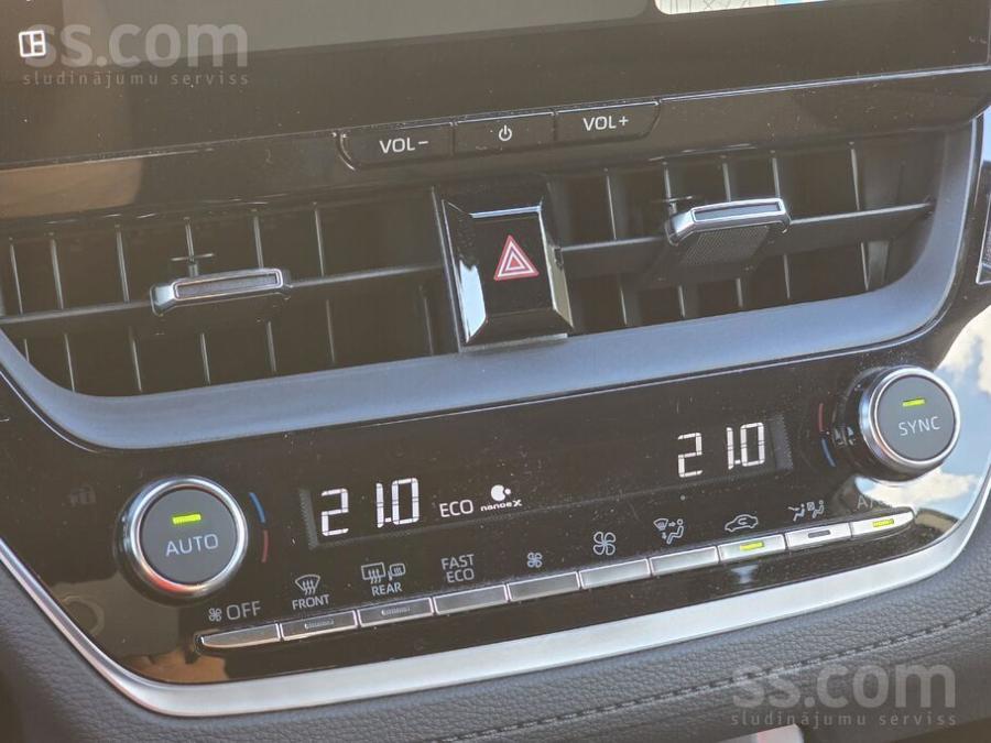 Balts Toyota Corolla Cross 2025 Rīga, ar dzinēja tilpumu 2.00 L un nobraukumu 7 tūkst. km par 35000 €, foto 24 vietnē AUTOMOTO.COM.LV