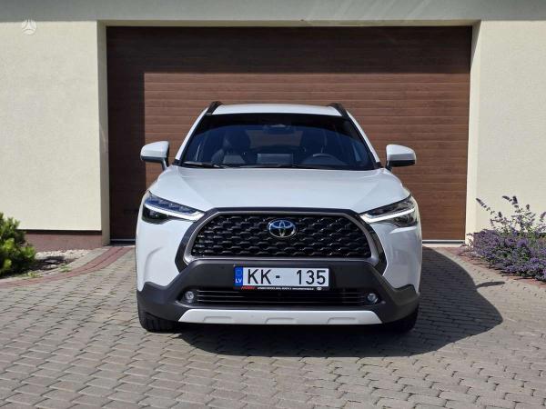 Balts Toyota Corolla Cross 2025 Rīga, ar dzinēja tilpumu 1.99 L un nobraukumu 7 tūkst. km par 37000 €, foto 2 vietnē AUTOMOTO.COM.LV