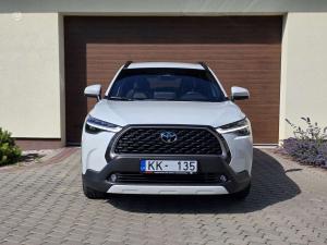 Balts Toyota Corolla Cross 2025 Rīga, ar dzinēja tilpumu 1.99 L un nobraukumu 7 tūkst. km par 37000 €, foto 3 vietnē AUTOMOTO.COM.LV