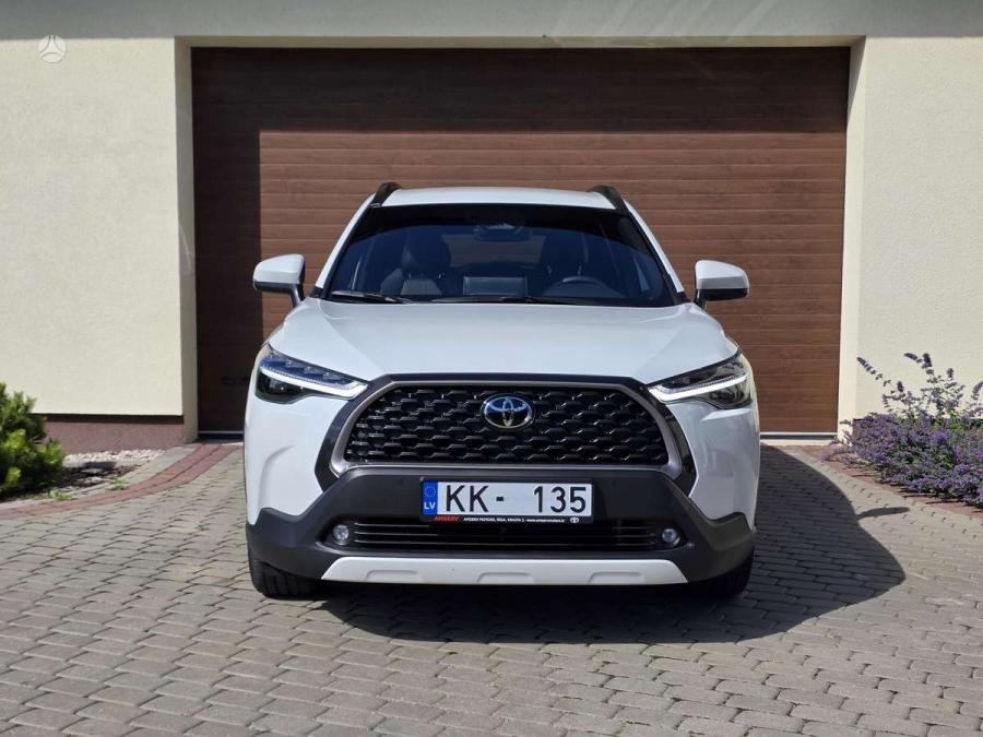 Balts Toyota Corolla Cross 2025 Rīga, ar dzinēja tilpumu 1.99 L un nobraukumu 7 tūkst. km par 37000 €, foto 3 vietnē AUTOMOTO.COM.LV