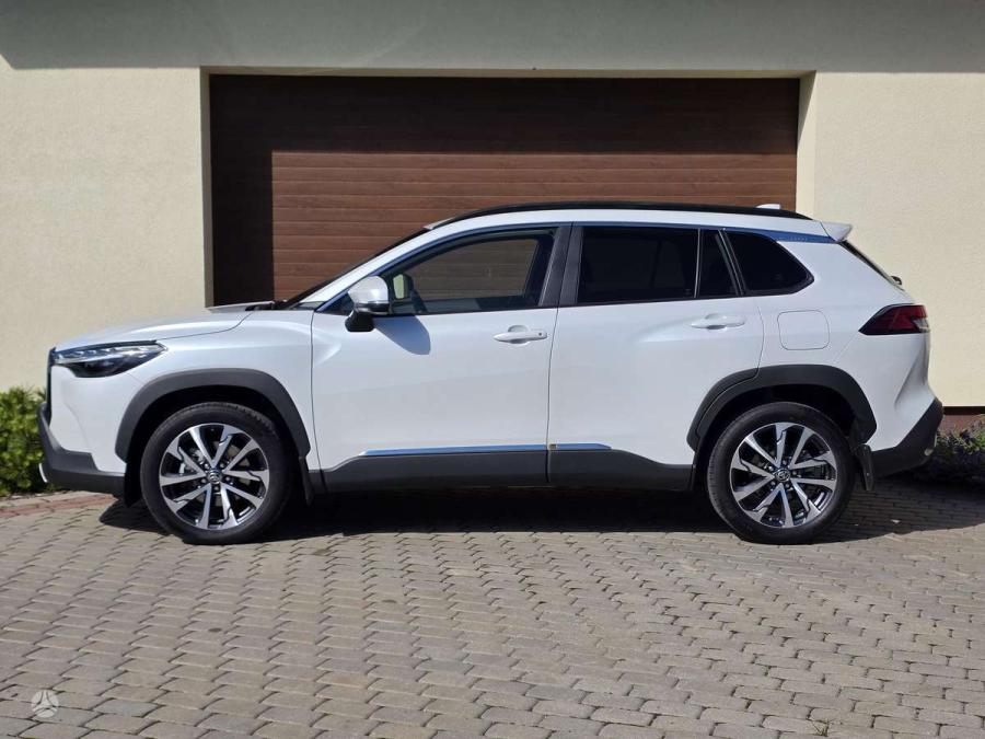 Balts Toyota Corolla Cross 2025 Rīga, ar dzinēja tilpumu 1.99 L un nobraukumu 7 tūkst. km par 37000 €, foto 6 vietnē AUTOMOTO.COM.LV