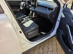 Balts Toyota Corolla Cross 2025 Rīga, ar dzinēja tilpumu 1.99 L un nobraukumu 7 tūkst. km par 37000 €, foto 18 vietnē AUTOMOTO.COM.LV