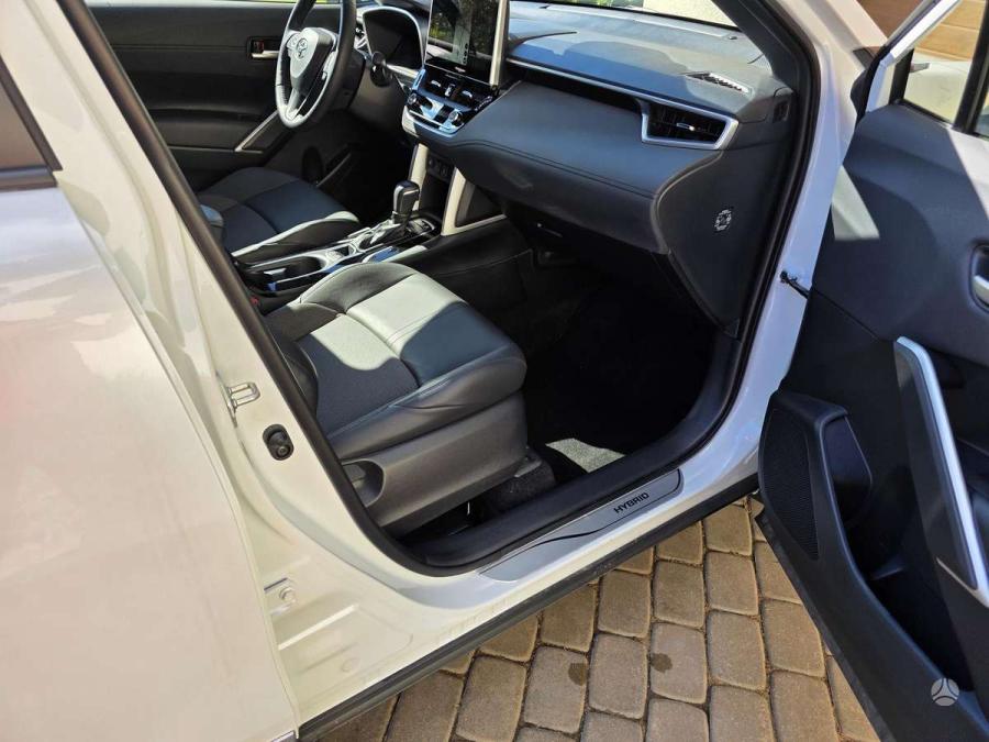Balts Toyota Corolla Cross 2025 Rīga, ar dzinēja tilpumu 1.99 L un nobraukumu 7 tūkst. km par 37000 €, foto 18 vietnē AUTOMOTO.COM.LV