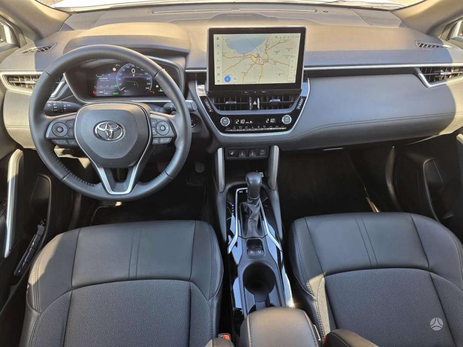 Balts Toyota Corolla Cross 2025 Rīga, ar dzinēja tilpumu 1.99 L un nobraukumu 7 tūkst. km par 37000 €, foto 19 vietnē AUTOMOTO.COM.LV