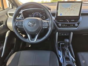 Balts Toyota Corolla Cross 2025 Rīga, ar dzinēja tilpumu 1.99 L un nobraukumu 7 tūkst. km par 37000 €, foto 20 vietnē AUTOMOTO.COM.LV