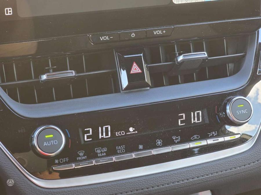 Balts Toyota Corolla Cross 2025 Rīga, ar dzinēja tilpumu 1.99 L un nobraukumu 7 tūkst. km par 37000 €, foto 24 vietnē AUTOMOTO.COM.LV