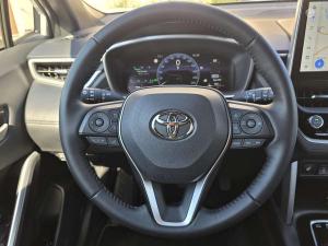 Balts Toyota Corolla Cross 2025 Rīga, ar dzinēja tilpumu 1.99 L un nobraukumu 7 tūkst. km par 37000 €, foto 28 vietnē AUTOMOTO.COM.LV