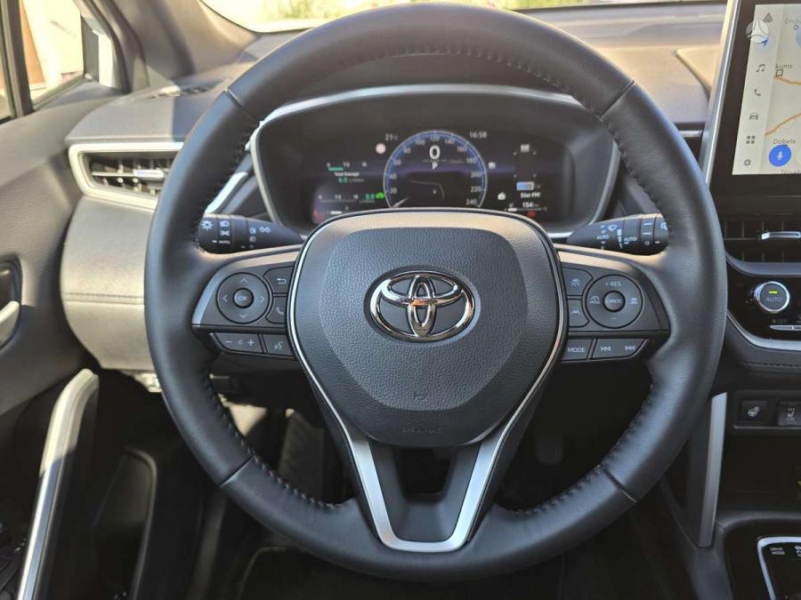 Balts Toyota Corolla Cross 2025 Rīga, ar dzinēja tilpumu 1.99 L un nobraukumu 7 tūkst. km par 37000 €, foto 28 vietnē AUTOMOTO.COM.LV