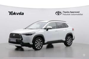 Balts Toyota Corolla Cross 2025 Viļņa, ar dzinēja tilpumu 1.80 L un nobraukumu 43 tūkst. km par 32900 €, foto  vietnē AUTOMOTO.COM.LV