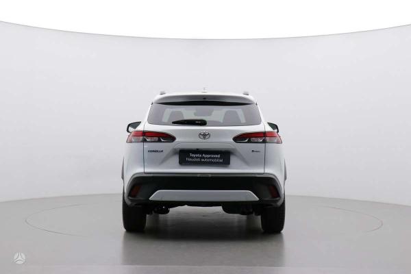 White Toyota Corolla Cross 2025 in Vilnius, with an engine capacity of 1.80 L and mileage of 43 thousand km for 32900 €, photo 6 on AUTOMOTO.COM.LV