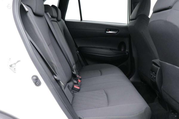 White Toyota Corolla Cross 2025 in Vilnius, with an engine capacity of 1.80 L and mileage of 43 thousand km for 32900 €, photo 11 on AUTOMOTO.COM.LV