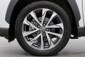 Белый Тойота Corolla Cross 2025 в Вильнюс, объемом двигателя 1.80 л и пробегом 43 тыс. км за 32900 €, фото 17 на AUTOMOTO.COM.LV