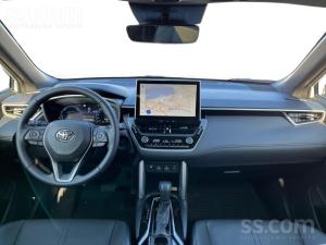 Balts Toyota Corolla Cross 2025 Rīga, ar dzinēja tilpumu 2.00 L un nobraukumu 43 tūkst. km par 33490 €, foto 9 vietnē AUTOMOTO.COM.LV