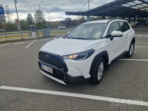 Balts Toyota Corolla Cross 2025 Rīga, ar dzinēja tilpumu 1.80 L un nobraukumu 7 tūkst. km par 27500 €, foto  vietnē AUTOMOTO.COM.LV