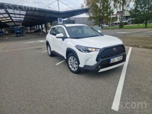 Balts Toyota Corolla Cross 2025 Rīga, ar dzinēja tilpumu 1.80 L un nobraukumu 7 tūkst. km par 27500 €, foto 3 vietnē AUTOMOTO.COM.LV
