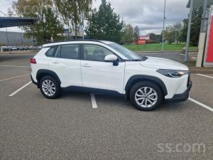 Balts Toyota Corolla Cross 2025 Rīga, ar dzinēja tilpumu 1.80 L un nobraukumu 7 tūkst. km par 27500 €, foto 4 vietnē AUTOMOTO.COM.LV