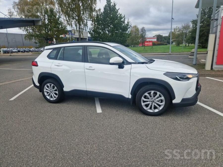 Balts Toyota Corolla Cross 2025 Rīga, ar dzinēja tilpumu 1.80 L un nobraukumu 7 tūkst. km par 27500 €, foto 4 vietnē AUTOMOTO.COM.LV