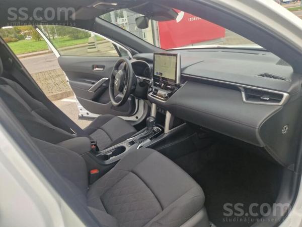White Toyota Corolla Cross 2025 in Riga, with an engine capacity of 1.80 L and mileage of 7 thousand km for 27500 €, photo 7 on AUTOMOTO.COM.LV