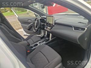 Balts Toyota Corolla Cross 2025 Rīga, ar dzinēja tilpumu 1.80 L un nobraukumu 7 tūkst. km par 27500 €, foto 7 vietnē AUTOMOTO.COM.LV