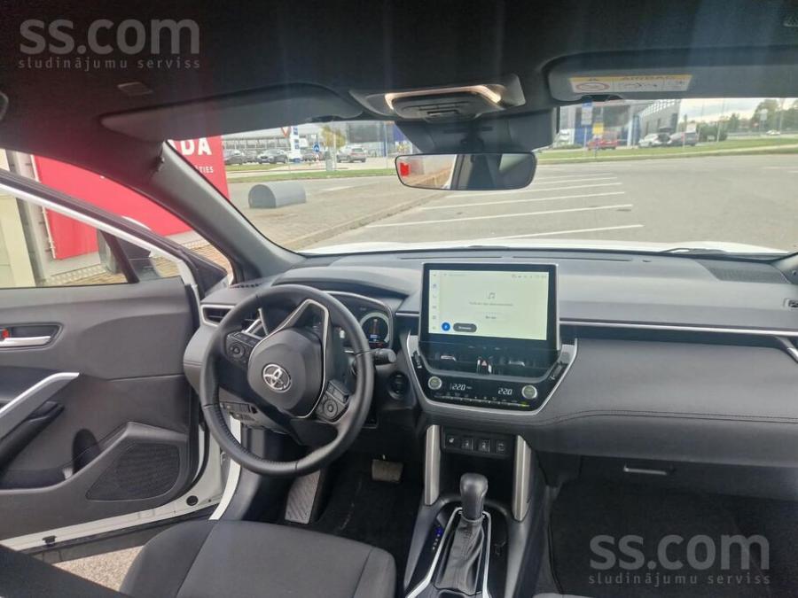 Balts Toyota Corolla Cross 2025 Rīga, ar dzinēja tilpumu 1.80 L un nobraukumu 7 tūkst. km par 27500 €, foto 8 vietnē AUTOMOTO.COM.LV