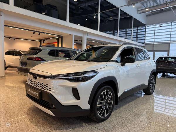 Balts Toyota Corolla Cross 2026 Šauļi, ar dzinēja tilpumu 1.80 L un nobraukumu 7 tūkst. km par 35270 €, foto 1 vietnē AUTOMOTO.COM.LV