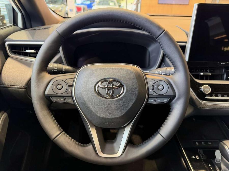 Balts Toyota Corolla Cross 2026 Šauļi, ar dzinēja tilpumu 1.80 L un nobraukumu 7 tūkst. km par 35270 €, foto 11 vietnē AUTOMOTO.COM.LV