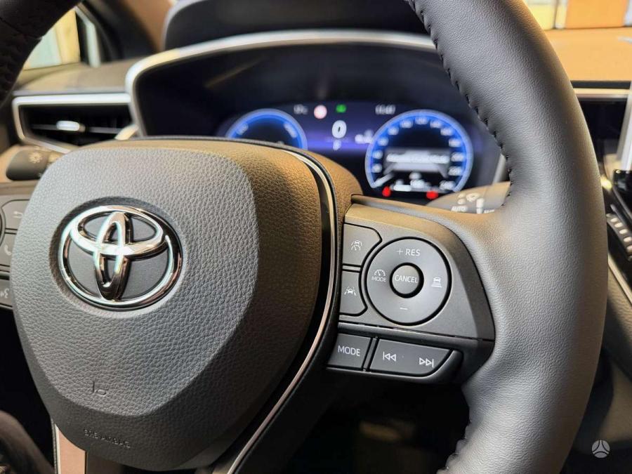 Balts Toyota Corolla Cross 2026 Šauļi, ar dzinēja tilpumu 1.80 L un nobraukumu 7 tūkst. km par 35270 €, foto 19 vietnē AUTOMOTO.COM.LV