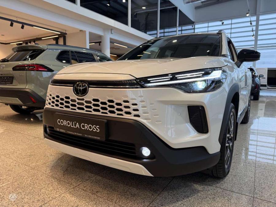 Balts Toyota Corolla Cross 2026 Šauļi, ar dzinēja tilpumu 1.80 L un nobraukumu 7 tūkst. km par 35270 €, foto 24 vietnē AUTOMOTO.COM.LV