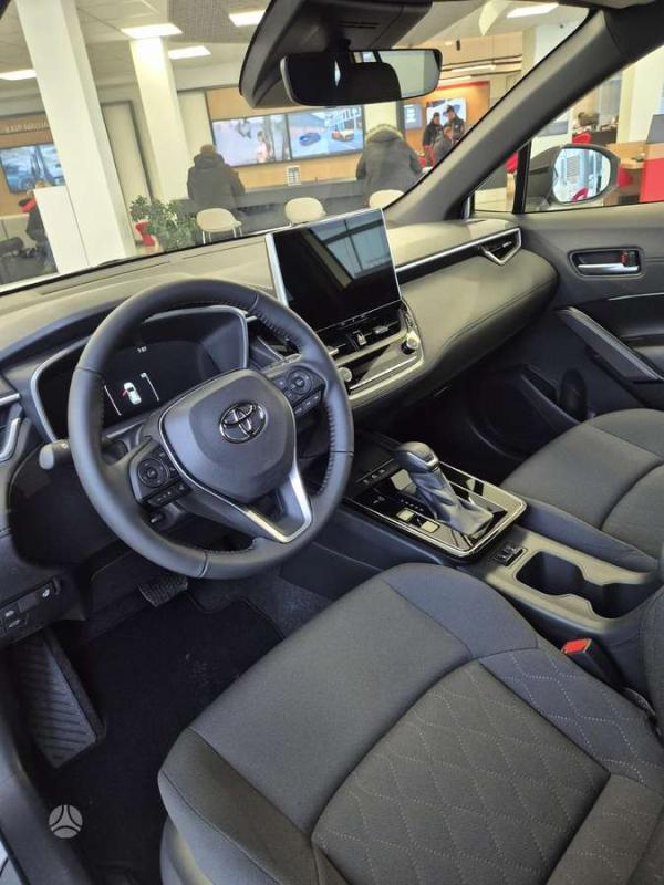 Balts Toyota Corolla Cross 2026 Klaipėda, ar dzinēja tilpumu 1.80 L un nobraukumu 5 tūkst. km par 37010 €, foto 6 vietnē AUTOMOTO.COM.LV