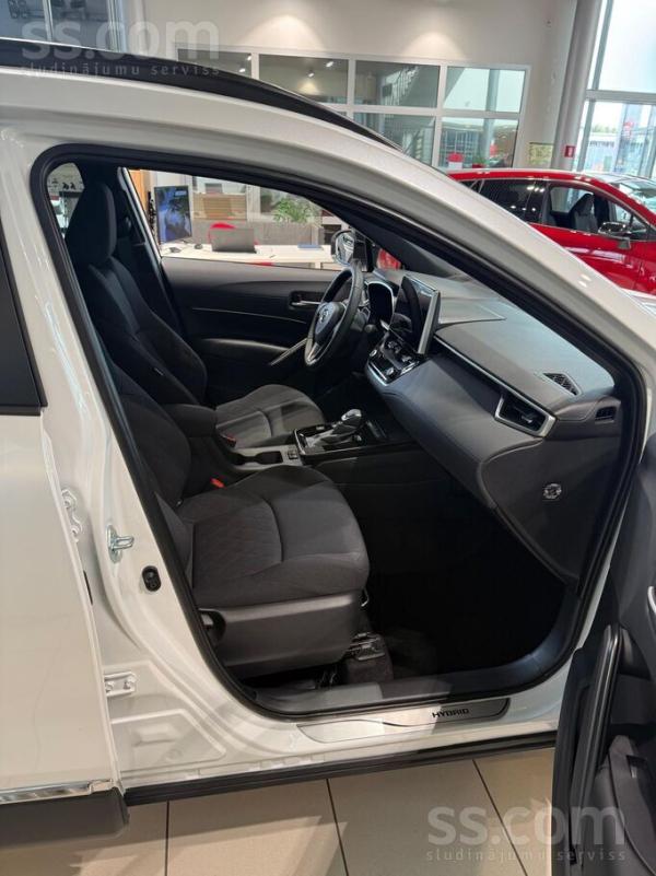 White Toyota Corolla Cross 2026 in Riga, with an engine capacity of 2.00 L and mileage of 4 thousand km for 36750 €, photo 10 on AUTOMOTO.COM.LV