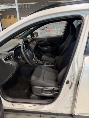 White Toyota Corolla Cross 2026 in Riga, with an engine capacity of 2.00 L and mileage of 4 thousand km for 36750 €, photo 12 on AUTOMOTO.COM.LV