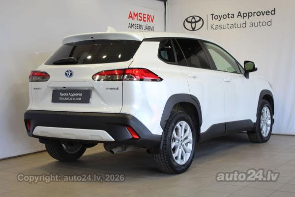 Белый Тойота Corolla Cross 2023 в Таллин, объемом двигателя 1.80 л и пробегом 102 тыс. км за 25990 €, фото 2 на AUTOMOTO.COM.LV
