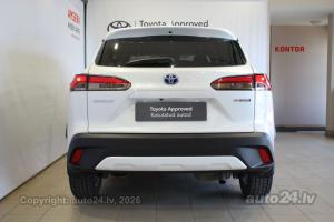 White Toyota Corolla Cross 2023 in Tallinn, with an engine capacity of 1.80 L and mileage of 102 thousand km for 25990 €, photo 5 on AUTOMOTO.COM.LV