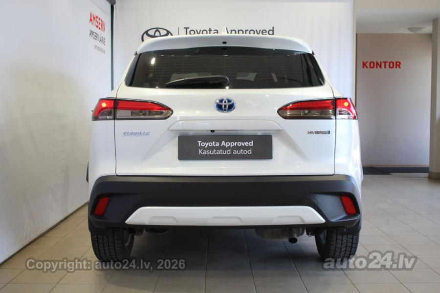 White Toyota Corolla Cross 2023 in Tallinn, with an engine capacity of 1.80 L and mileage of 102 thousand km for 25990 €, photo 5 on AUTOMOTO.COM.LV