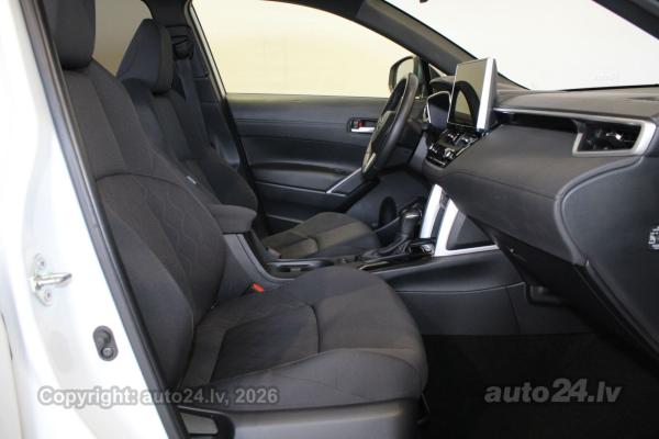 Белый Тойота Corolla Cross 2023 в Таллин, объемом двигателя 1.80 л и пробегом 102 тыс. км за 25990 €, фото 6 на AUTOMOTO.COM.LV