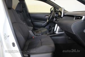 White Toyota Corolla Cross 2023 in Tallinn, with an engine capacity of 1.80 L and mileage of 102 thousand km for 25990 €, photo 7 on AUTOMOTO.COM.LV