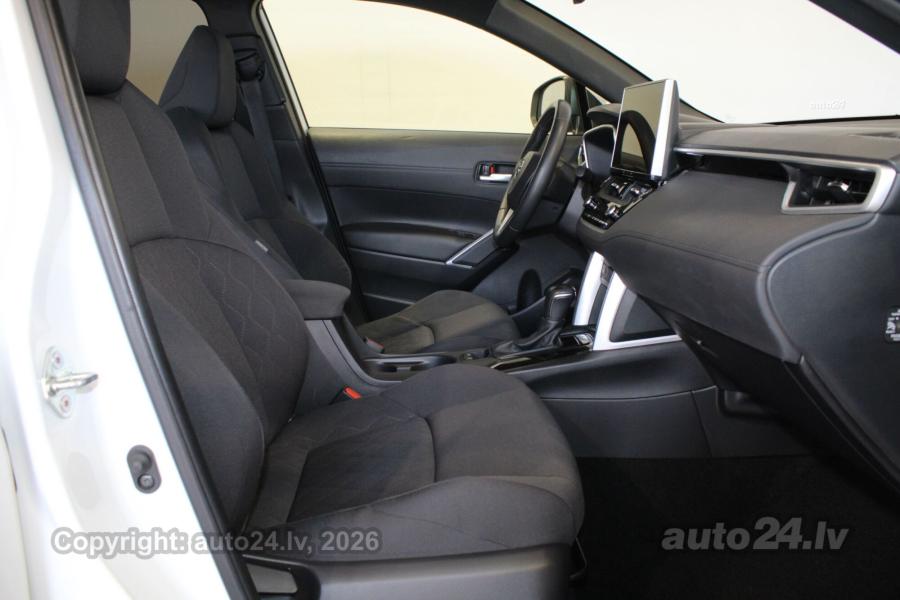 White Toyota Corolla Cross 2023 in Tallinn, with an engine capacity of 1.80 L and mileage of 102 thousand km for 25990 €, photo 7 on AUTOMOTO.COM.LV