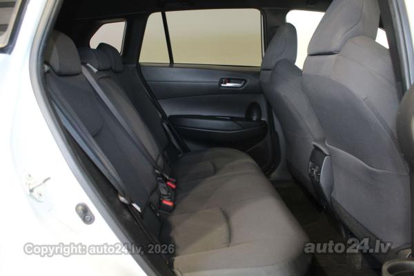 Белый Тойота Corolla Cross 2023 в Таллин, объемом двигателя 1.80 л и пробегом 102 тыс. км за 25990 €, фото 7 на AUTOMOTO.COM.LV