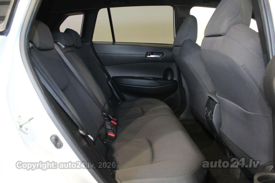 White Toyota Corolla Cross 2023 in Tallinn, with an engine capacity of 1.80 L and mileage of 102 thousand km for 25990 €, photo 8 on AUTOMOTO.COM.LV