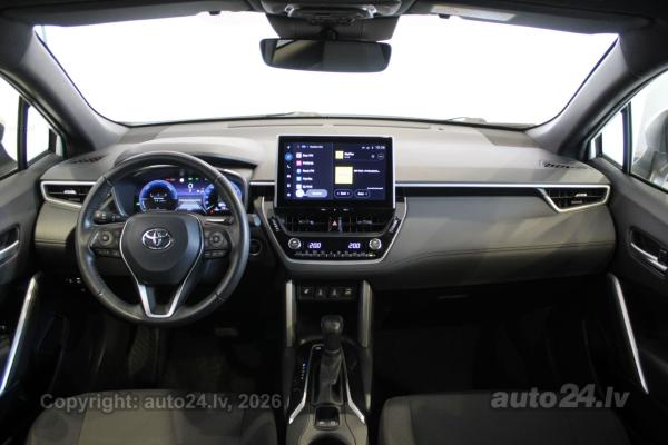 Белый Тойота Corolla Cross 2023 в Таллин, объемом двигателя 1.80 л и пробегом 102 тыс. км за 25990 €, фото 8 на AUTOMOTO.COM.LV