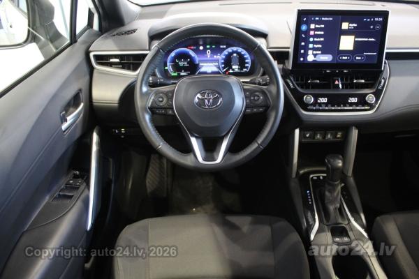Белый Тойота Corolla Cross 2023 в Таллин, объемом двигателя 1.80 л и пробегом 102 тыс. км за 25990 €, фото 9 на AUTOMOTO.COM.LV