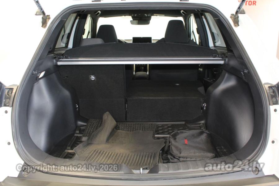 White Toyota Corolla Cross 2023 in Tallinn, with an engine capacity of 1.80 L and mileage of 102 thousand km for 25990 €, photo 11 on AUTOMOTO.COM.LV