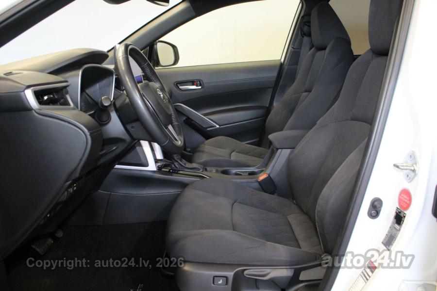 White Toyota Corolla Cross 2023 in Tallinn, with an engine capacity of 1.80 L and mileage of 102 thousand km for 25990 €, photo 12 on AUTOMOTO.COM.LV
