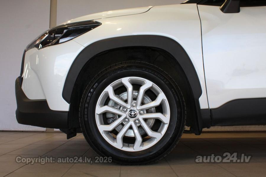 White Toyota Corolla Cross 2023 in Tallinn, with an engine capacity of 1.80 L and mileage of 102 thousand km for 25990 €, photo 16 on AUTOMOTO.COM.LV