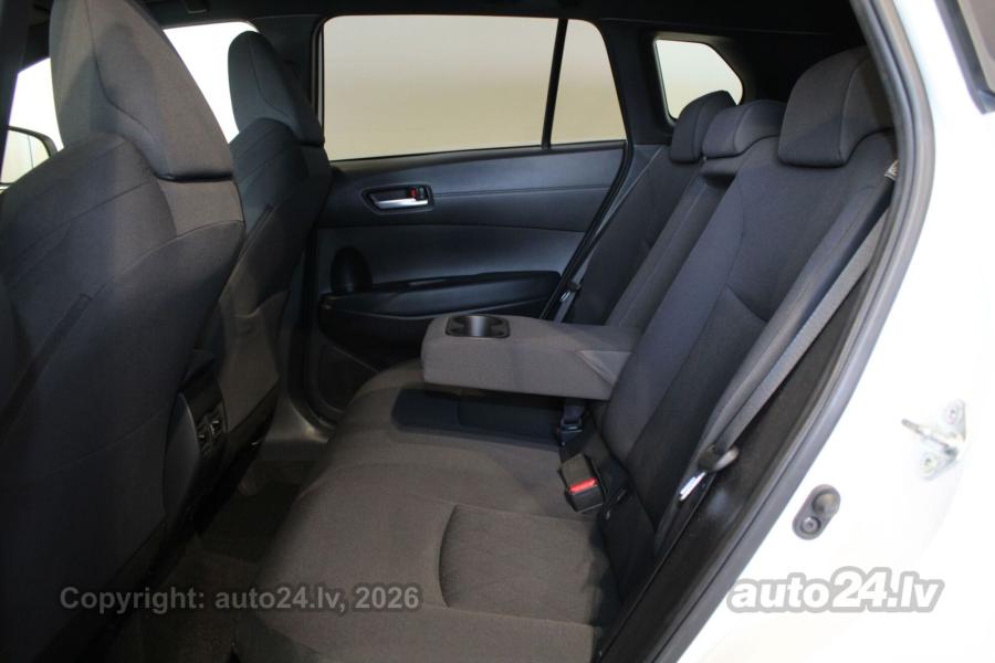 White Toyota Corolla Cross 2023 in Tallinn, with an engine capacity of 1.80 L and mileage of 102 thousand km for 25990 €, photo 20 on AUTOMOTO.COM.LV