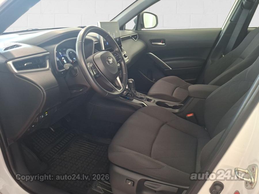 Белый Тойота Corolla Cross 2023 в Вильянди, объемом двигателя 1.80 л и пробегом 124 тыс. км за 24990 €, фото 12 на AUTOMOTO.COM.LV