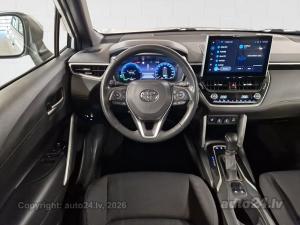 Balts Toyota Corolla Cross 2023 Tallina, ar dzinēja tilpumu 1.80 L un nobraukumu 139 tūkst. km par 24490 €, foto 10 vietnē AUTOMOTO.COM.LV